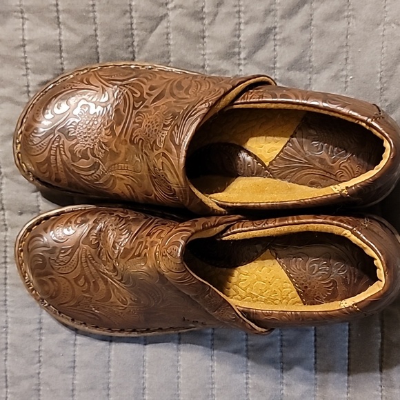 b.o.c. | Shoes | Women Boc Brown Tooled Clog Size 7 2 | Poshmark